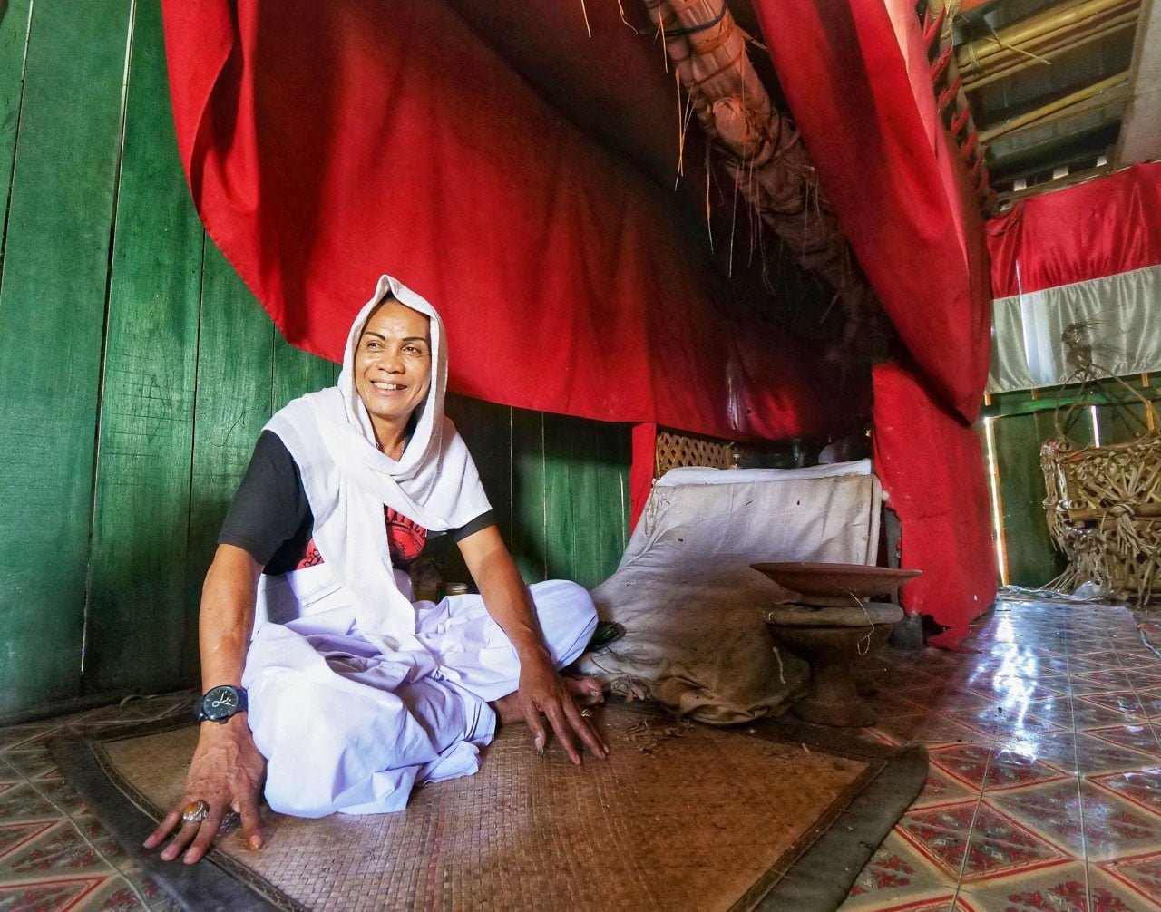 Bissu dari Segiri: Sang Penjaga Tradisi Bugis Kuno » OurIslands.id